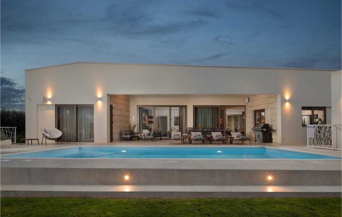 350 M² House ∙ 5 Bedrooms ∙ 12 Guests - Sukošan