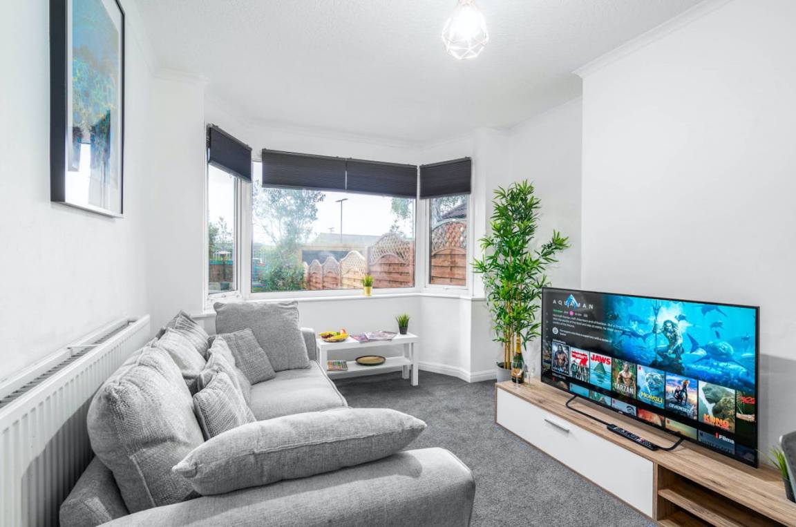 278 M² Apartment ∙ 4 Bedrooms ∙ 7 Guests - Solihull