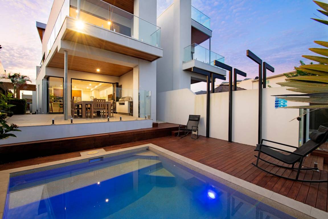 285 M² House ∙ 5 Bedrooms ∙ 10 Guests - Surfers Paradise
