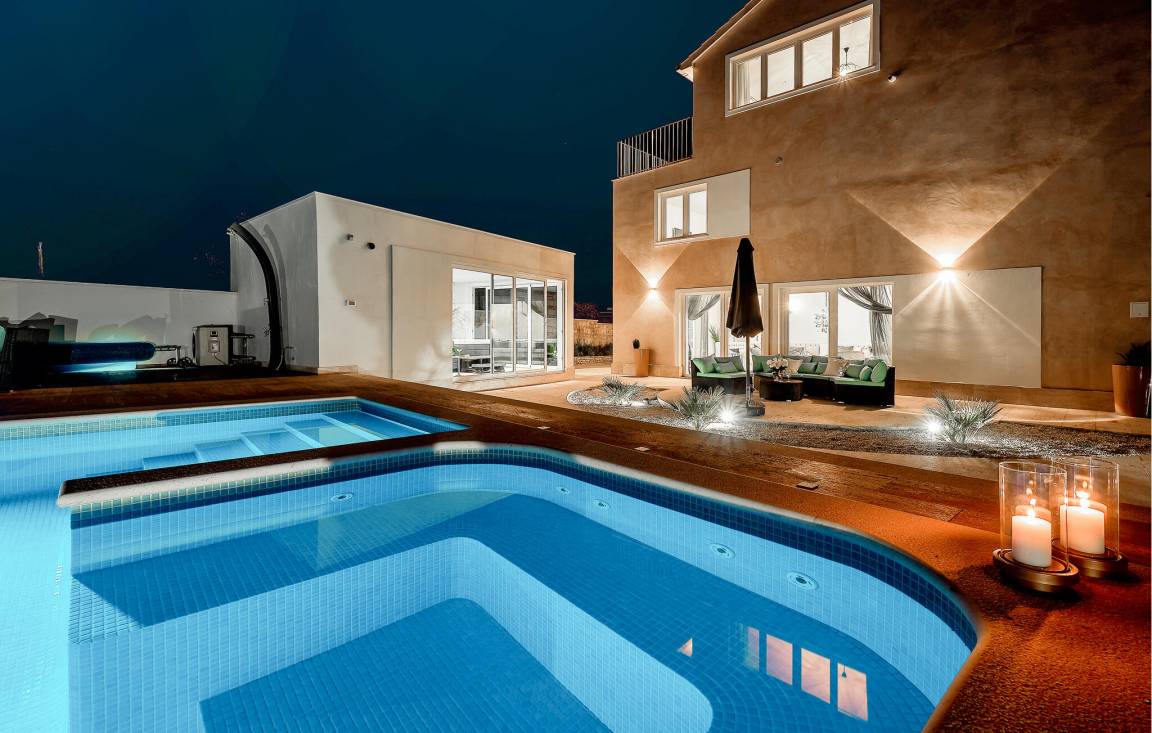 450 M² Ferienhaus ∙ 5 Schlafzimmer ∙ 8 Gäste - Bol