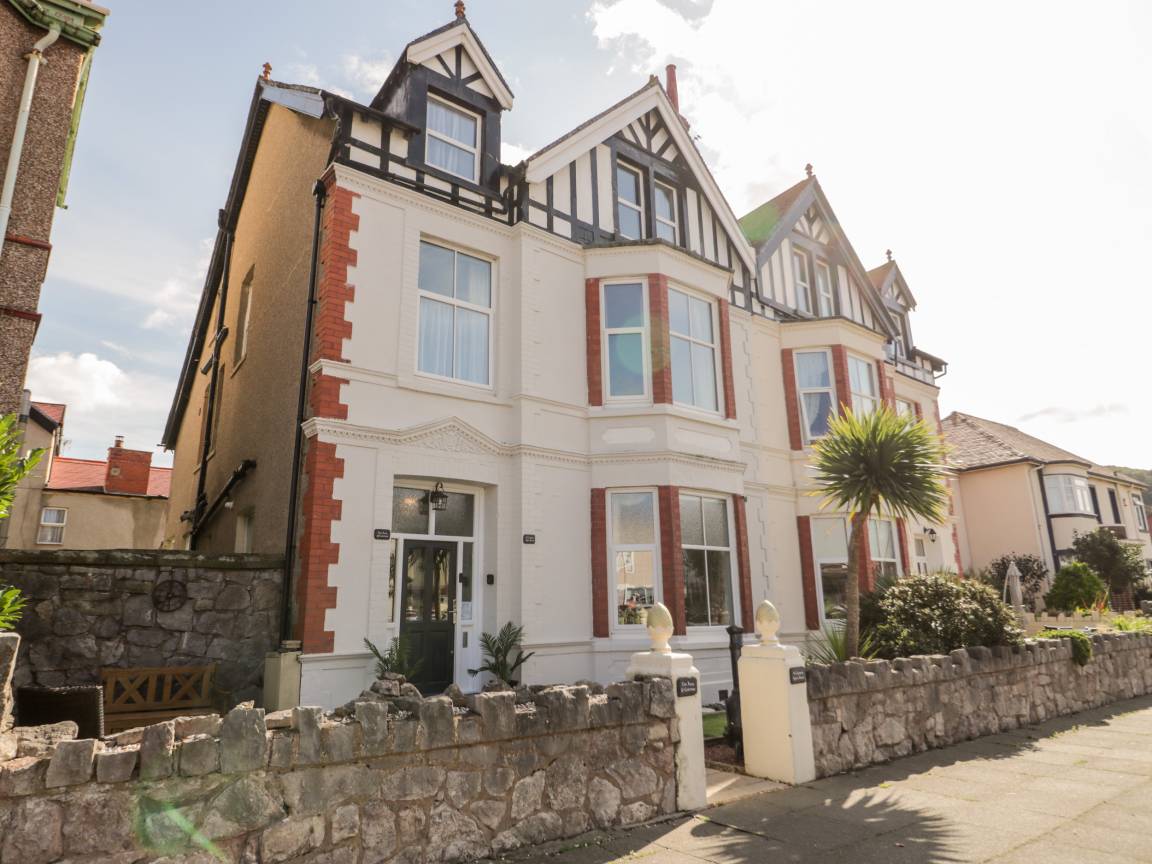 Cottage ∙ 8 Bedrooms ∙ 21 Guests - Llandudno