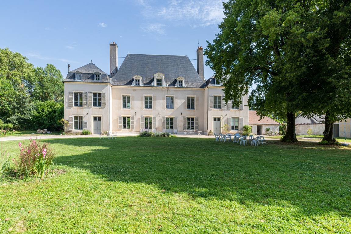 500 M² Maison De Vacances ∙ 7 Chambres ∙ 15 Personnes - Vierzon