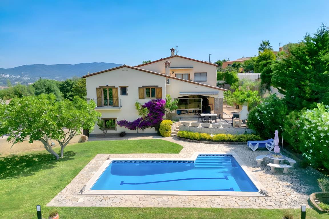 180 M² Villa ∙ 3 Bedrooms ∙ 6 Guests - Palamós
