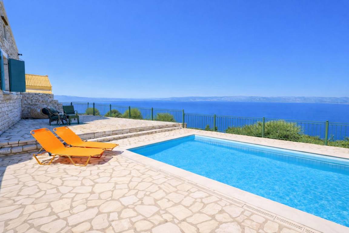 120 M² Villa ∙ 2 Bedrooms ∙ 4 Guests - Paxi