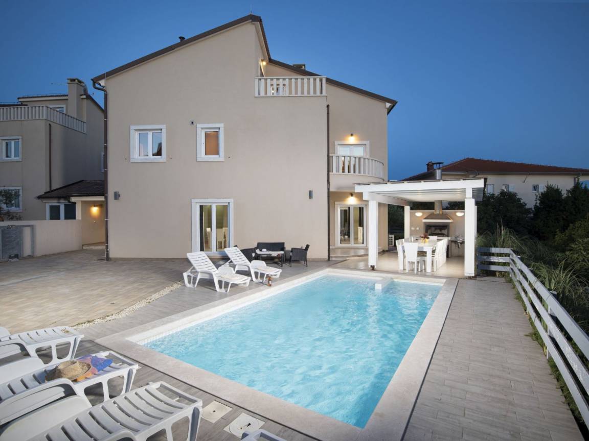 400 M² Ferienhaus ∙ 8 Schlafzimmer ∙ 15 Gäste - Premantura