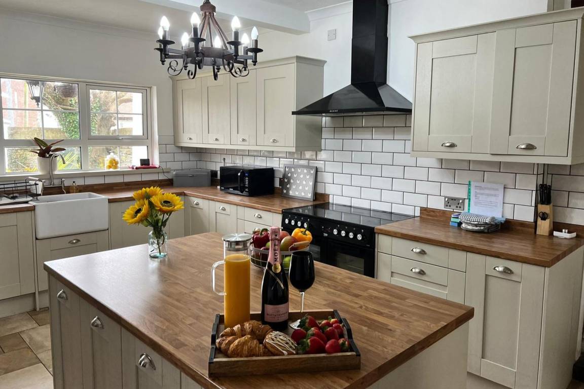 460 M² House ∙ 7 Bedrooms ∙ 14 Guests - Bridgend