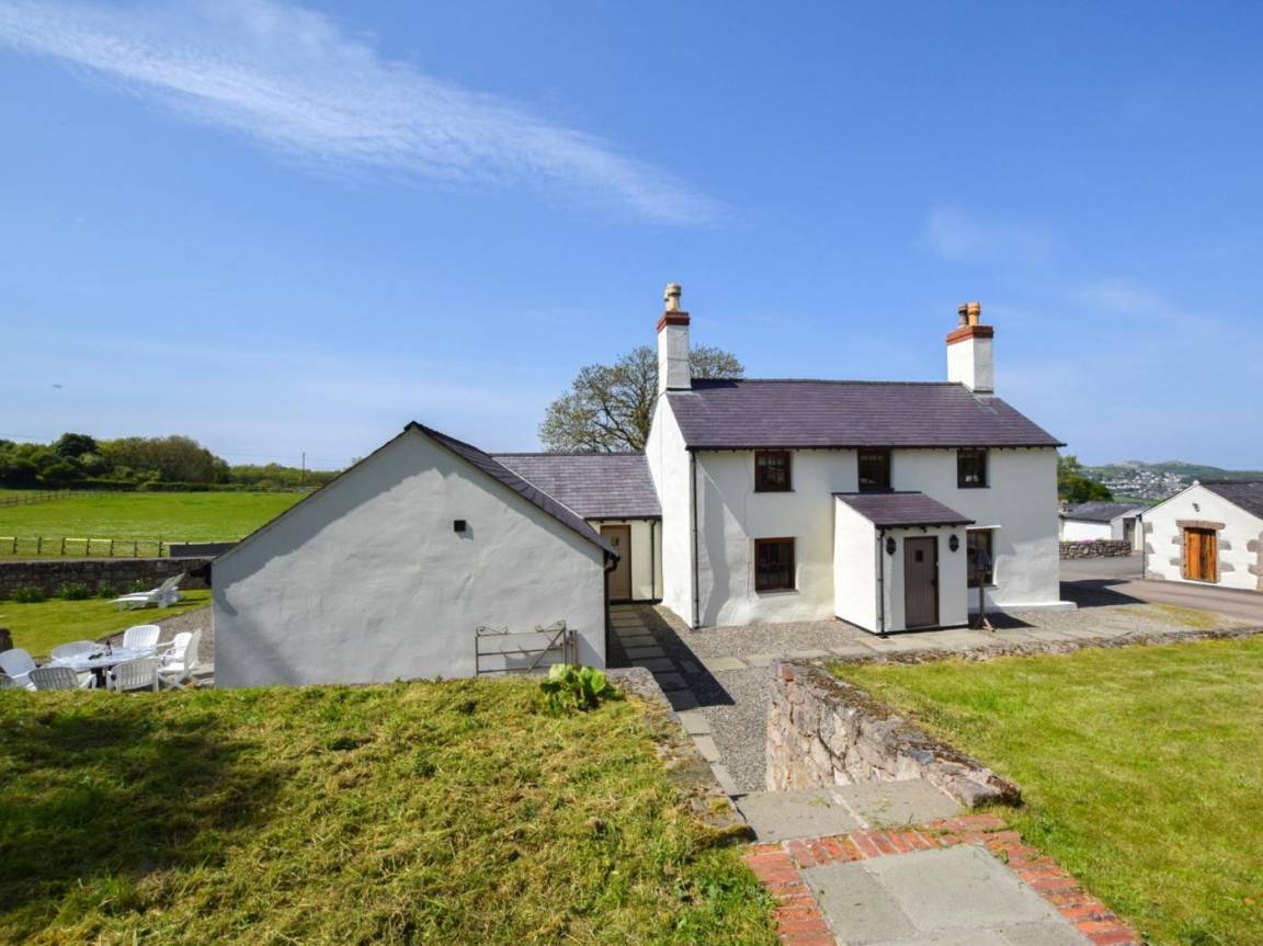 Cottage ∙ 4 Bedrooms ∙ 8 Guests - Llandudno