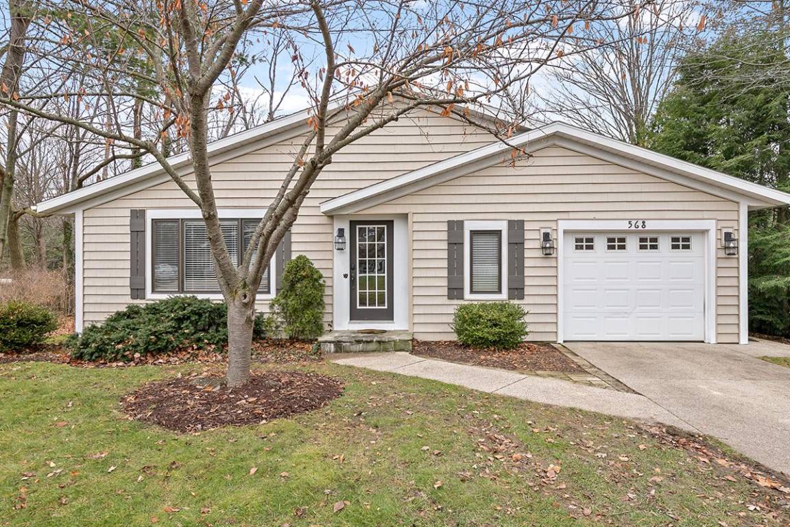 146 M² House ∙ 4 Bedrooms ∙ 9 Guests - Douglas, MI