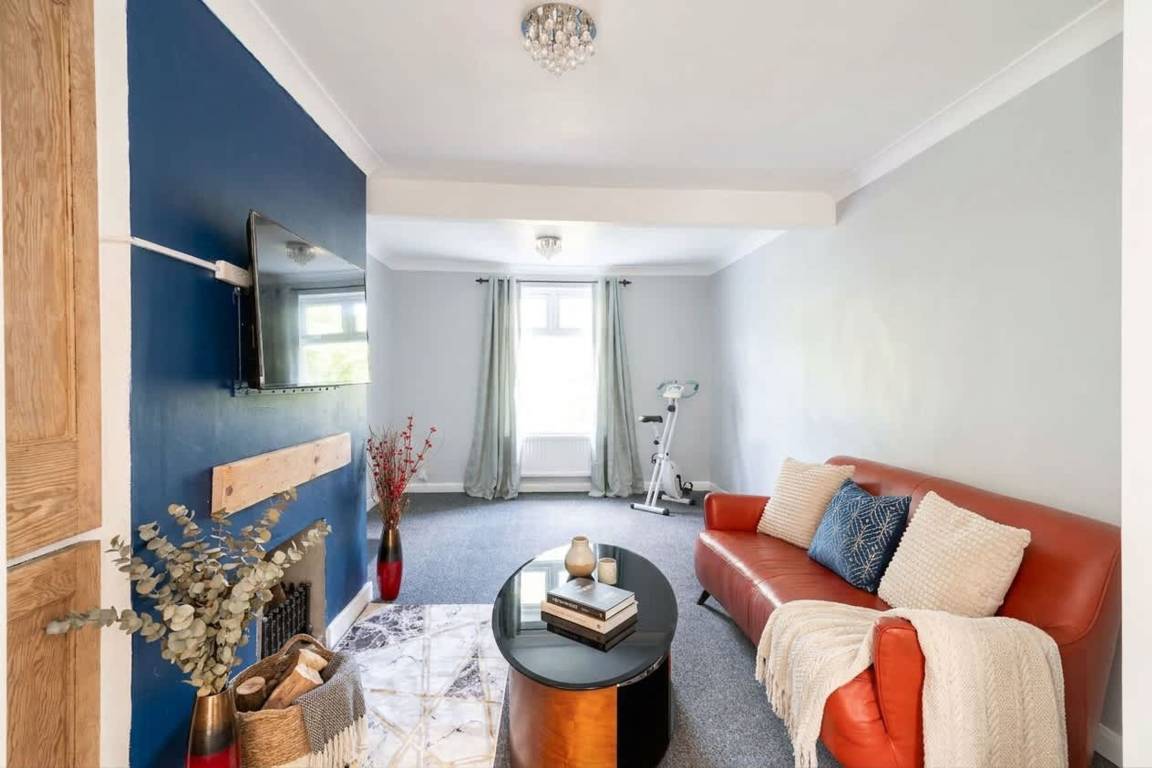 Apartment ∙ 3 Bedrooms ∙ 5 Guests - Chesterfield