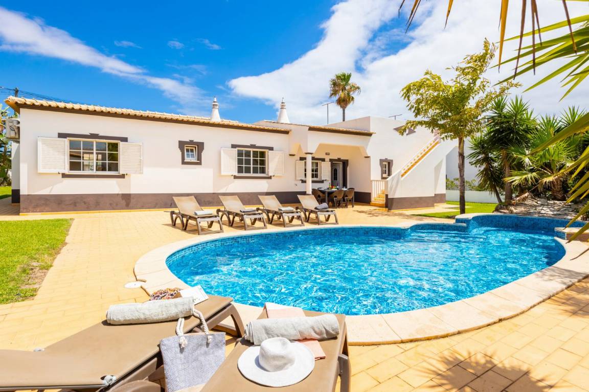 180 M² Villa ∙ 3 Bedrooms ∙ 6 Guests - Guia