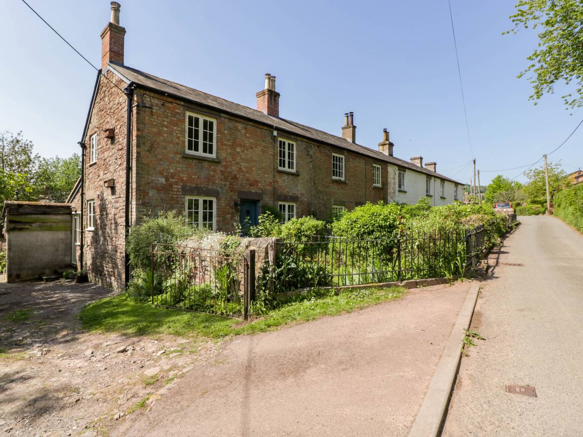 Cottage ∙ 2 Bedrooms ∙ 4 Guests - Cotswolds