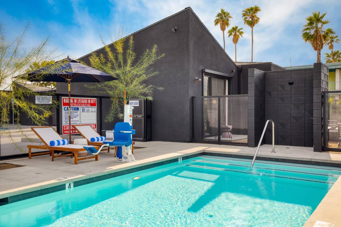 Hotel ∙ 8 Bedrooms ∙ 20 Guests - Palm Springs