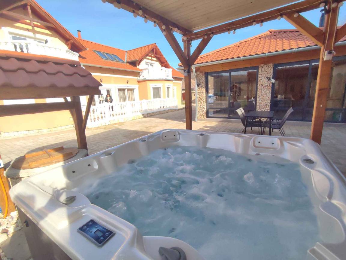 300 M² House ∙ 6 Bedrooms ∙ 20 Guests - Tihany