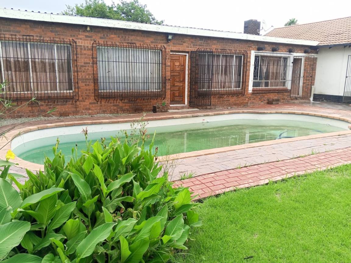 Private Room ∙ 3 Bedrooms ∙ 9 Guests - Vosloorus