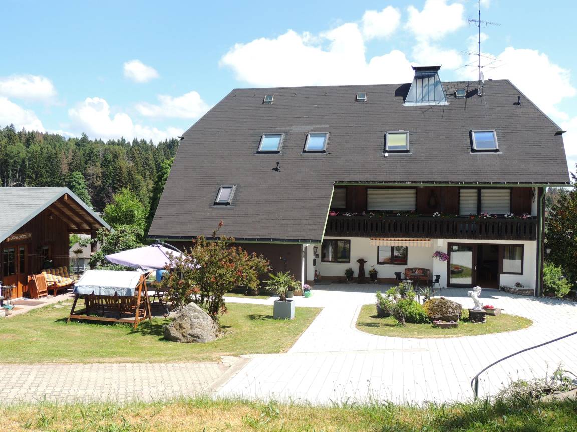 95 M² Ferienwohnung ∙ 1 Schlafzimmer ∙ 6 Gäste - Albbruck