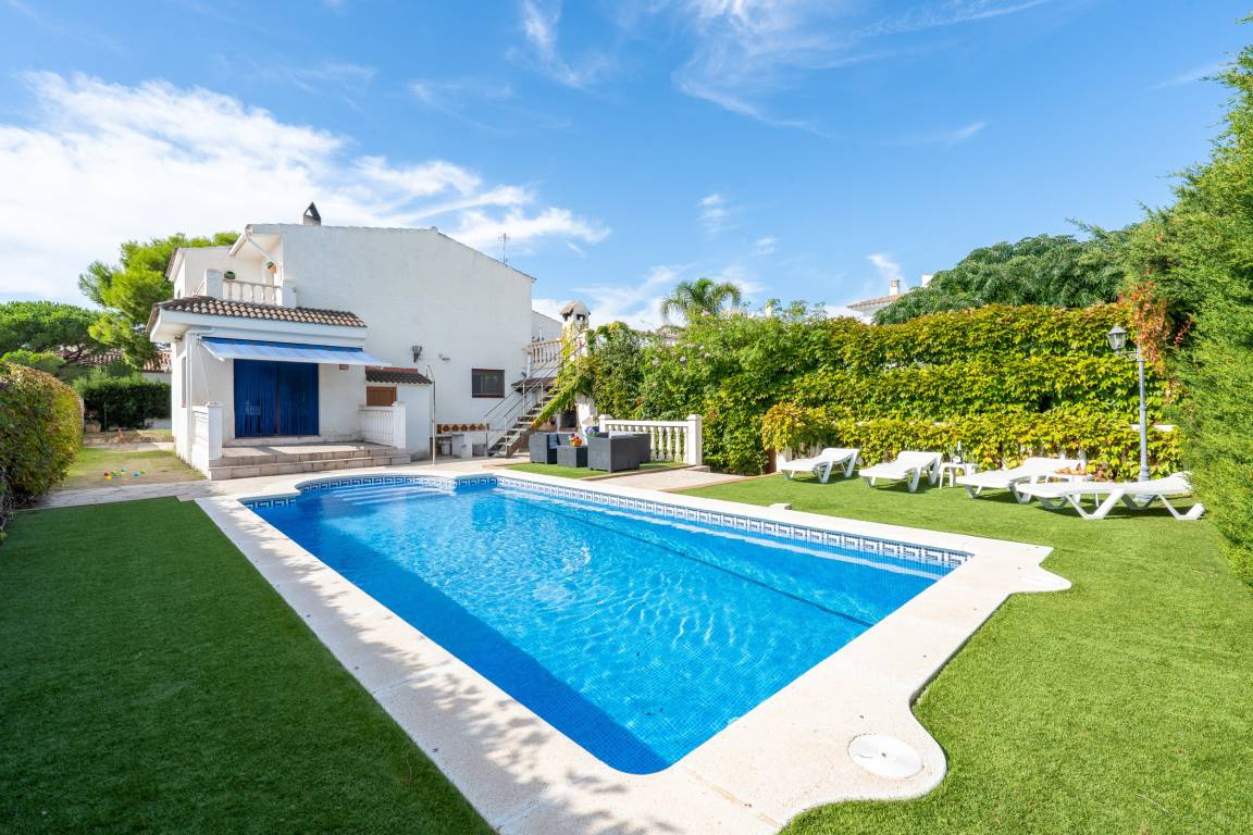 150 M² Villa ∙ 5 Bedrooms ∙ 10 Guests - Miami Platja