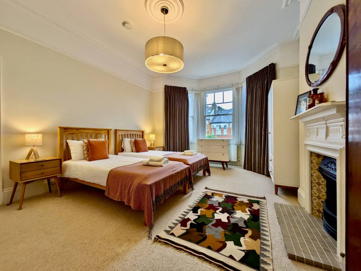 House ∙ 5 Bedrooms ∙ 10 Guests - Epsom