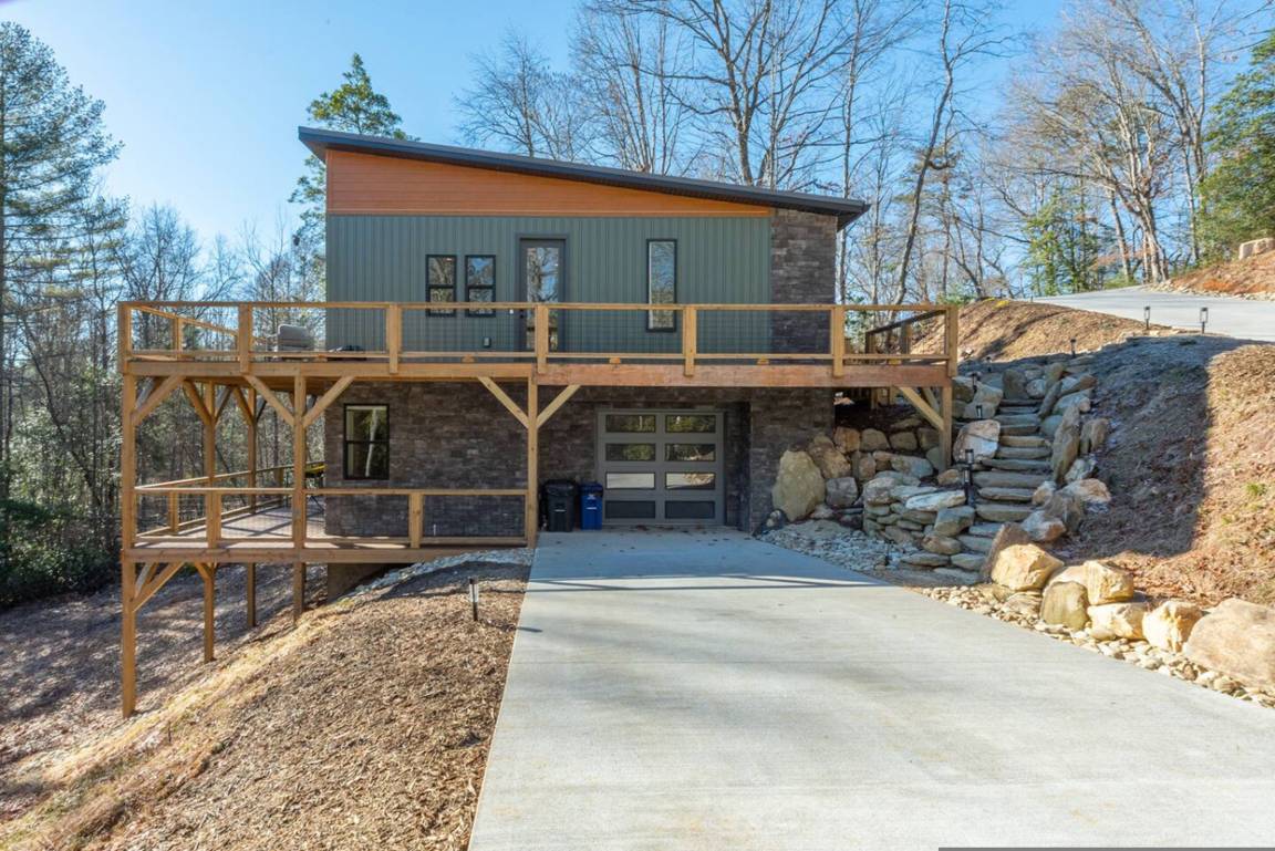 House ∙ 3 Bedrooms ∙ 8 Guests - Brevard, NC