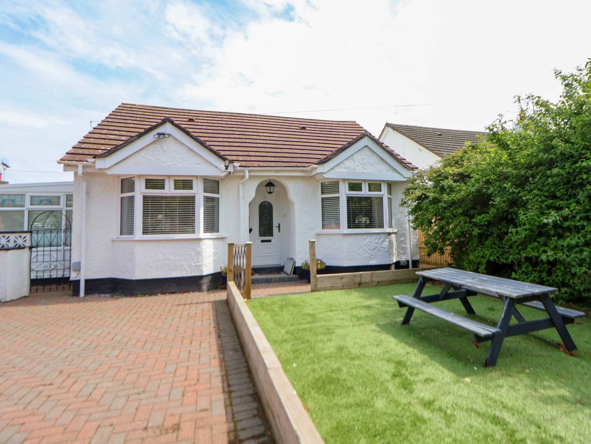 Cottage ∙ 4 Bedrooms ∙ 8 Guests - Talacre Beach