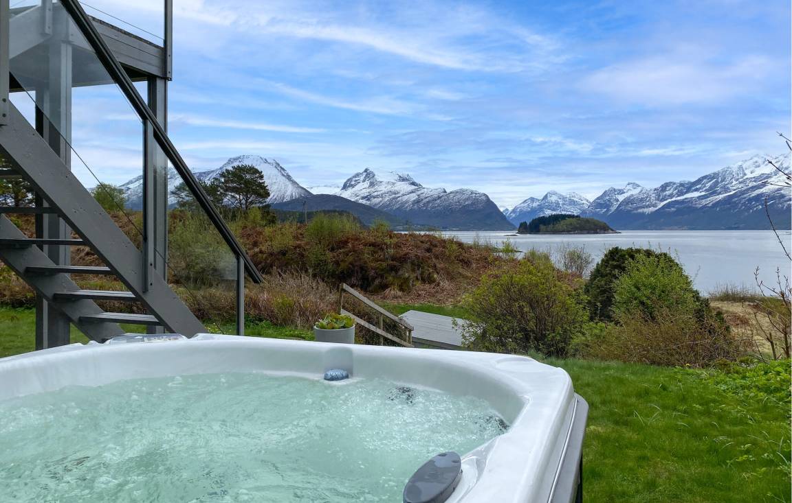 100 M² House ∙ 2 Bedrooms ∙ 4 Guests - Alesund