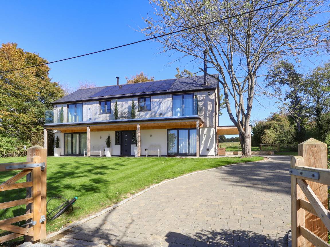 Cottage ∙ 4 Bedrooms ∙ 8 Guests - Swindon