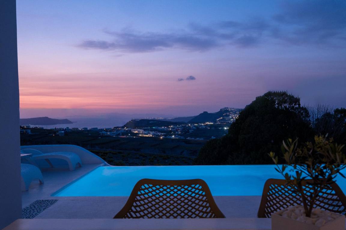 120 M² House ∙ 3 Bedrooms ∙ 8 Guests - Santorini