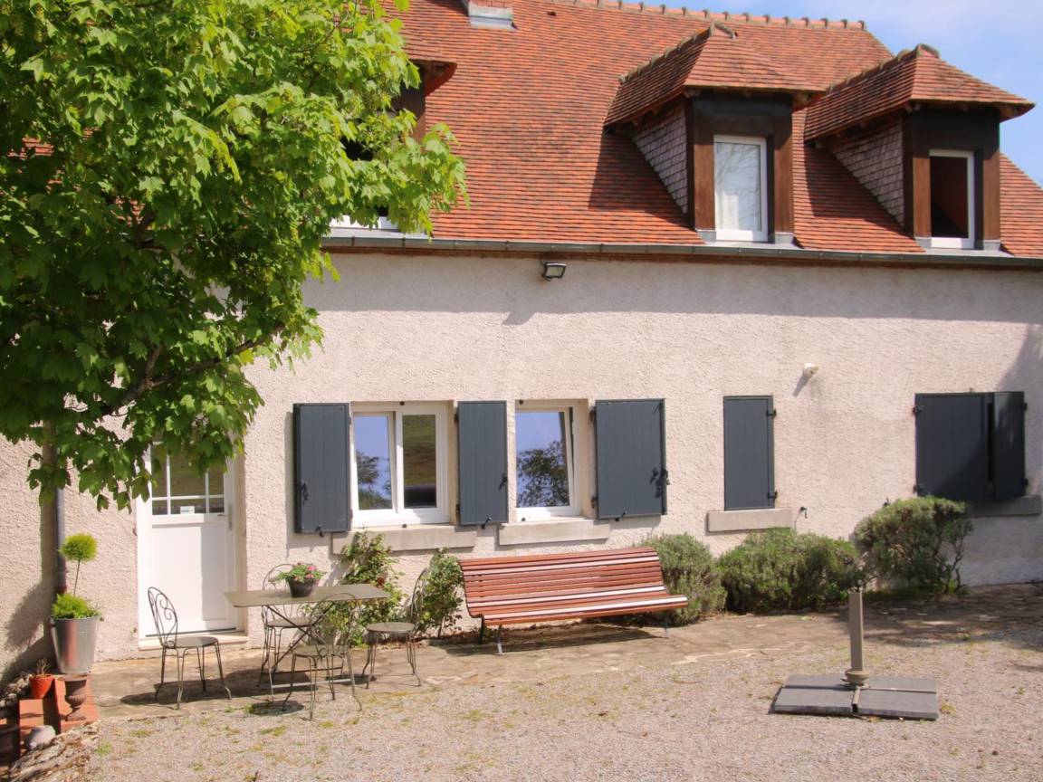 90 M² Cottage ∙ 2 Bedrooms ∙ 4 Guests - Auvergne