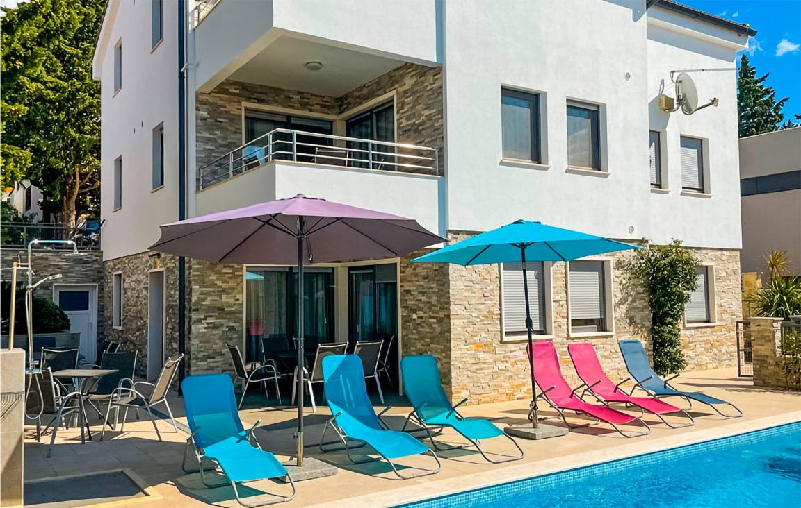 290 M² Ferienhaus ∙ 9 Schlafzimmer ∙ 16 Gäste - Starigrad-Paklenica