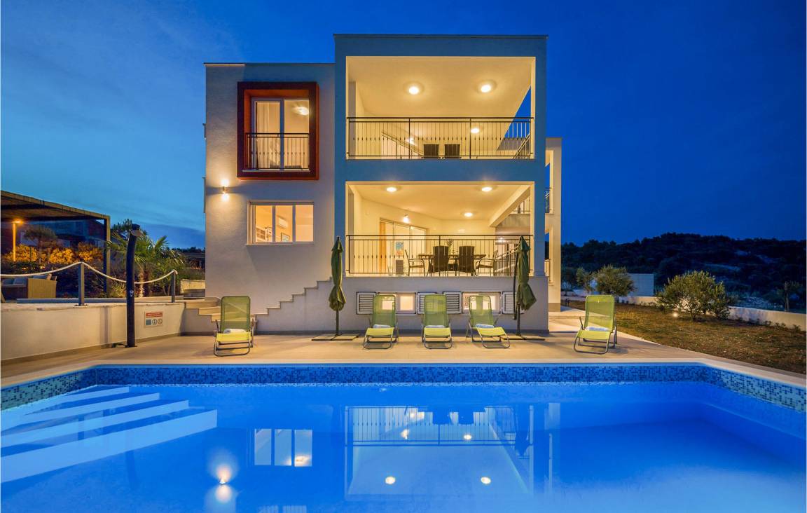 220 M² Maison De Vacances ∙ 4 Chambres ∙ 10 Personnes - Sevid