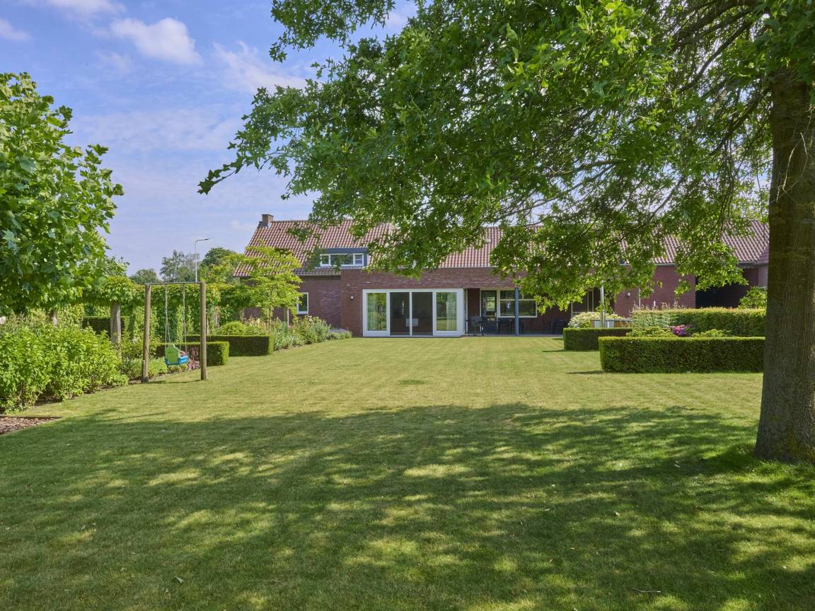 393 M² House ∙ 6 Bedrooms ∙ 12 Guests - Weert