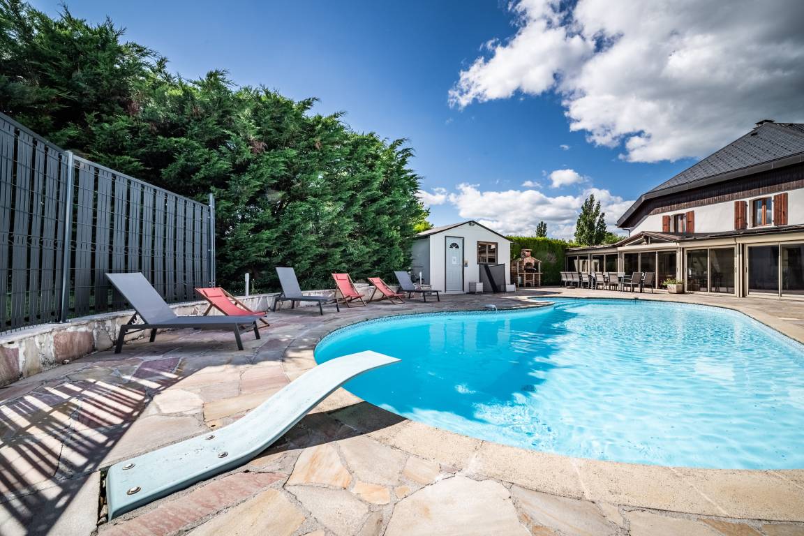 250 M² Cottage ∙ 3 Chambres ∙ 14 Personnes - Rumilly