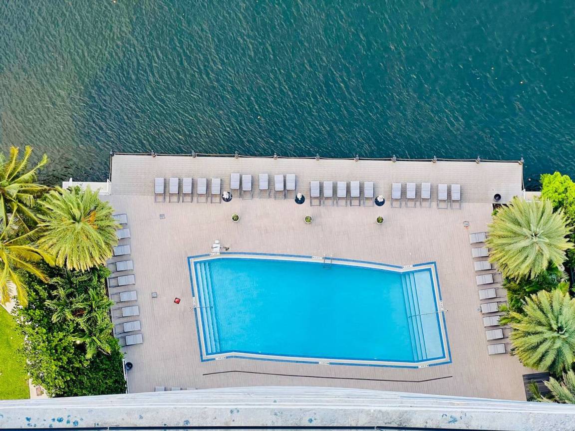 357 M² Apartamento ∙ 1 Habitación ∙ 4 Huéspedes - Hallandale Beach, FL