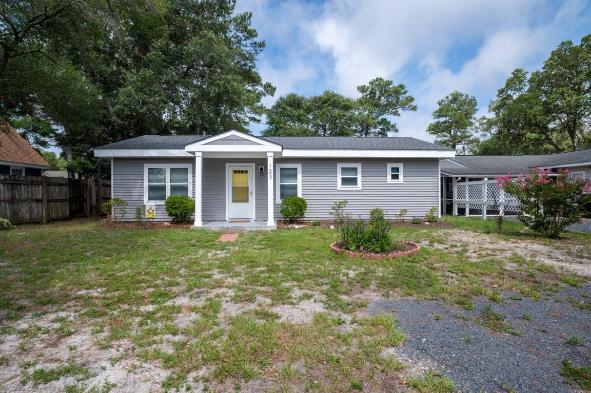 Cottage ∙ 2 Bedrooms ∙ 5 Guests - Oak Island, NC