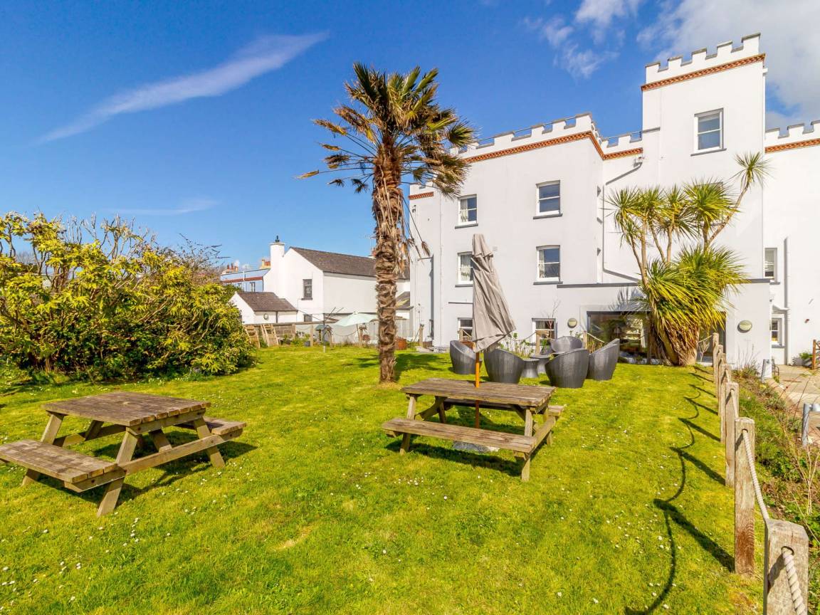 Cottage ∙ 8 Bedrooms ∙ 24 Guests - Milford Haven