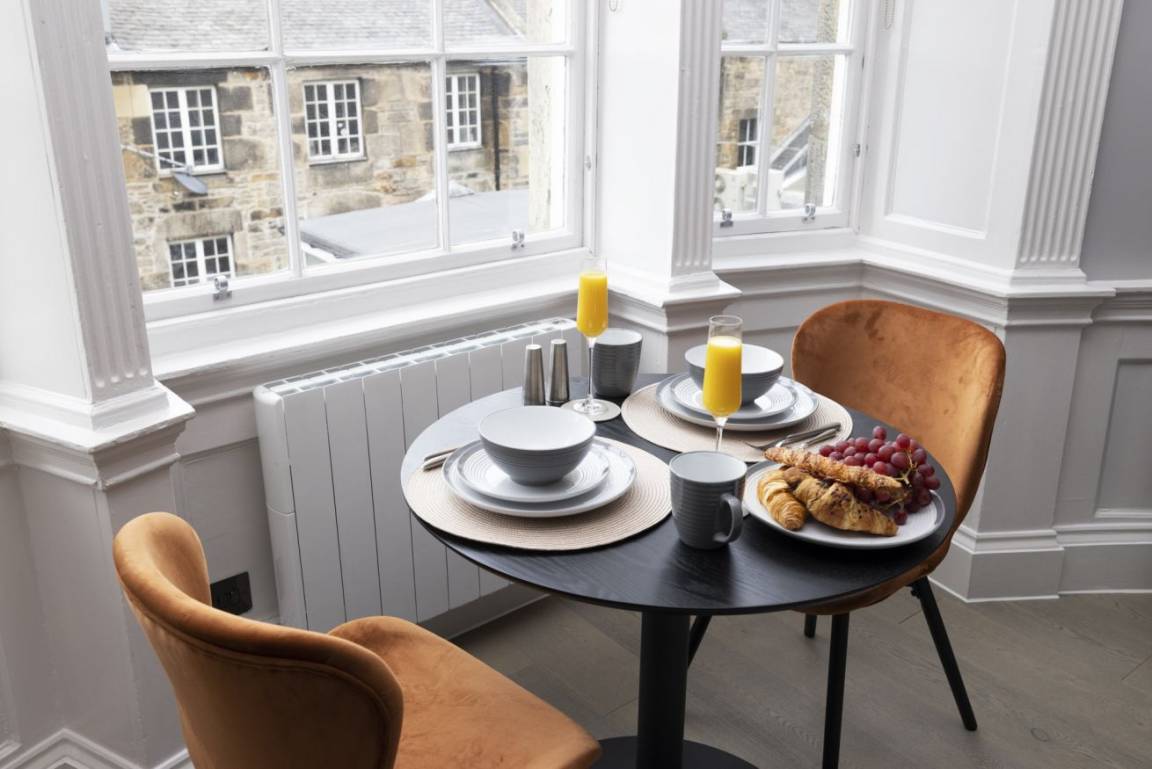 51 M² Apartment ∙ 1 Bedroom ∙ 2 Guests - The Royal Yacht Britannia