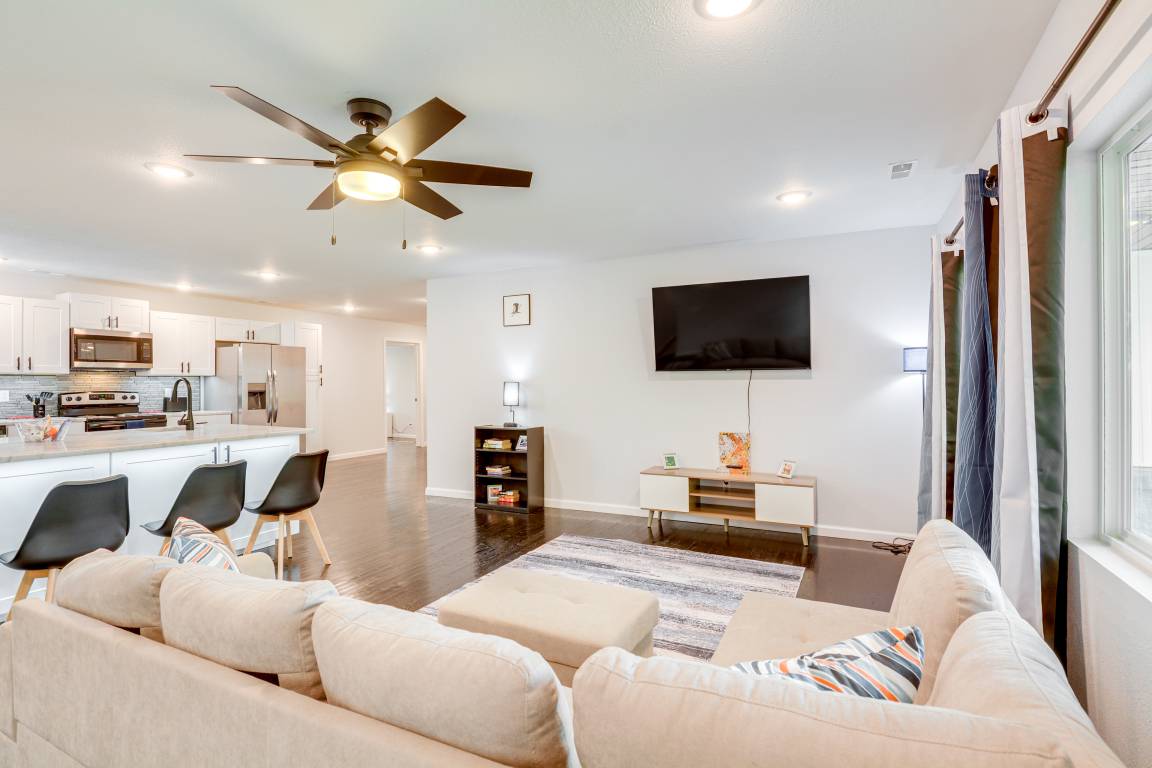 241 M² House ∙ 4 Bedrooms ∙ 8 Guests - Lamar Lake, MO