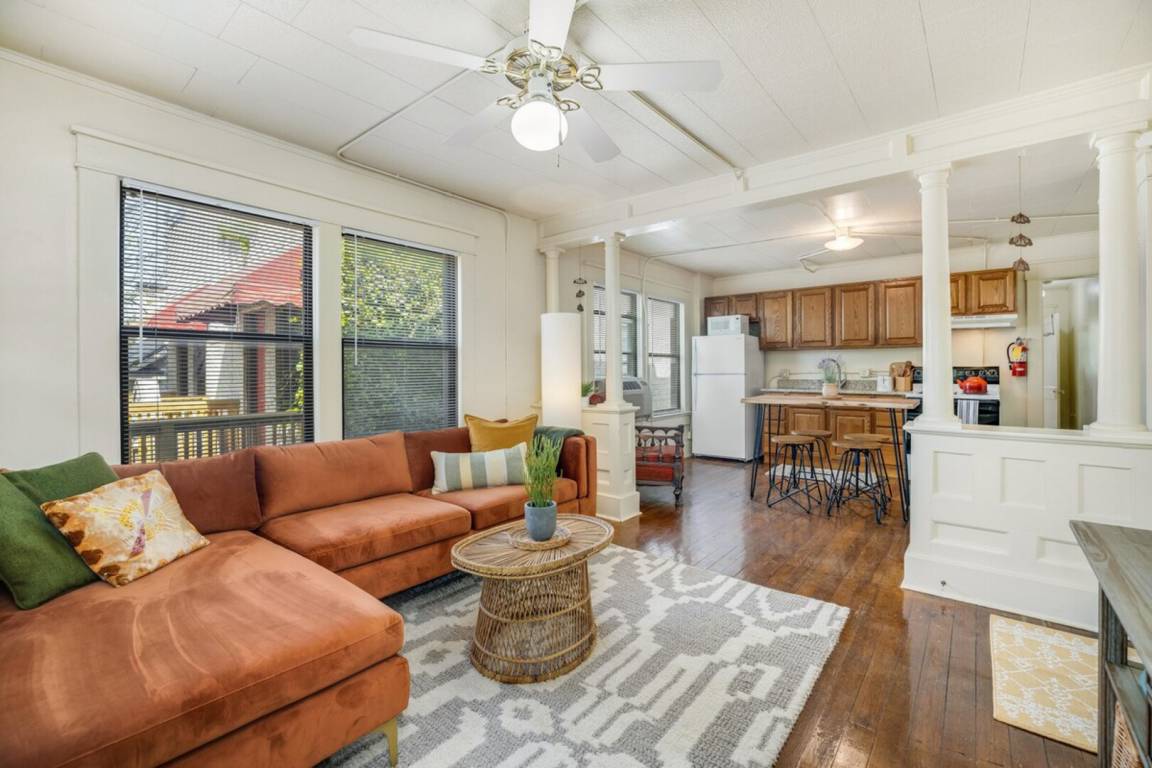 74 M² Apartment ∙ 2 Bedrooms ∙ 4 Guests - Fayetteville, AR