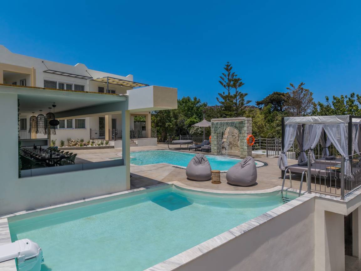 400 M² Villa ∙ 8 Bedrooms ∙ 18 Guests - Greece
