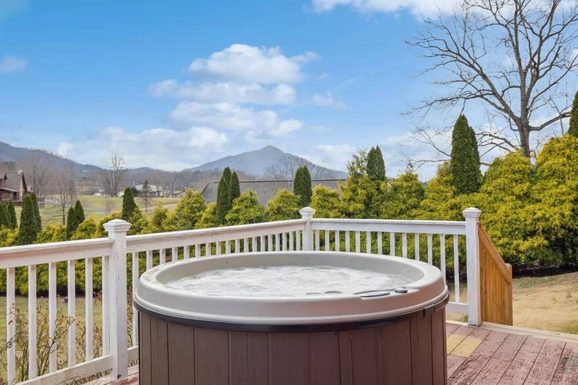 Cabin ∙ 2 Bedrooms ∙ 4 Guests - Townsend, TN