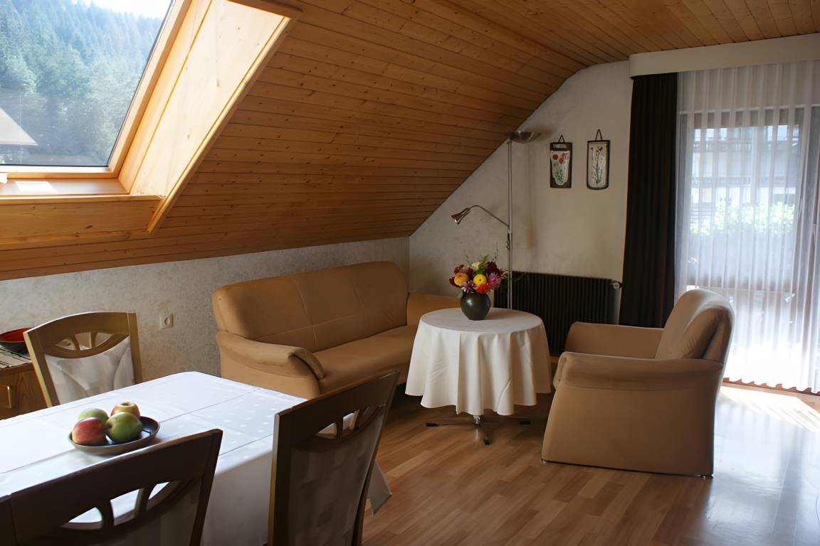 55 M² Ferienwohnung ∙ 1 Schlafzimmer ∙ 4 Gäste - Enzklösterle