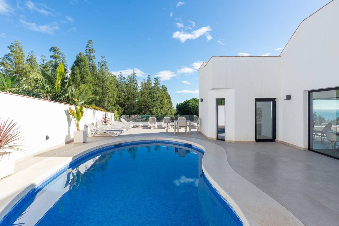 235 M² Villa ∙ 6 Bedrooms ∙ 12 Guests - Fuengirola