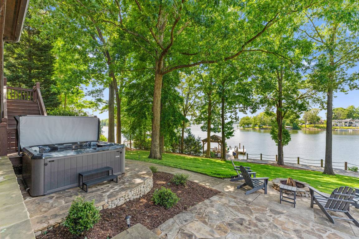 343 M² House ∙ 5 Bedrooms ∙ 16 Guests - Davidson, NC