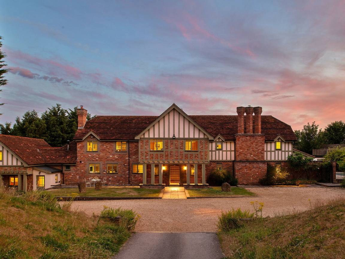 230 M² House ∙ 8 Bedrooms ∙ 17 Guests - Devizes