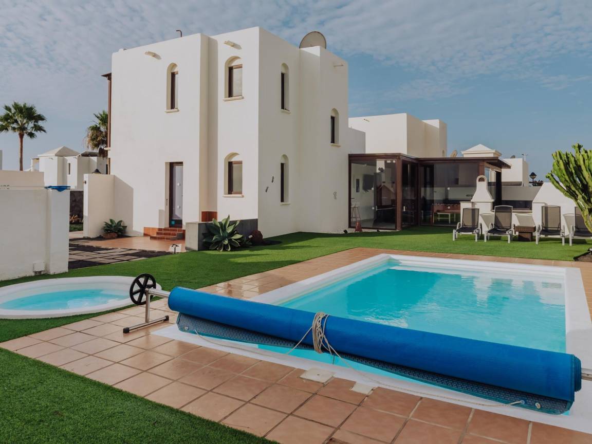 150 M² Villa ∙ 3 Bedrooms ∙ 8 Guests - Lanzarote