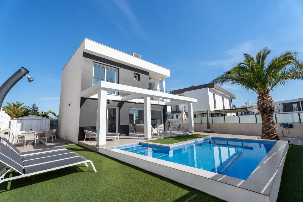 130 M² Villa ∙ 3 Habitaciones ∙ 6 Huéspedes - Santa Pola