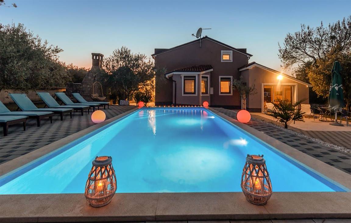180 M² House ∙ 4 Bedrooms ∙ 7 Guests - Pula