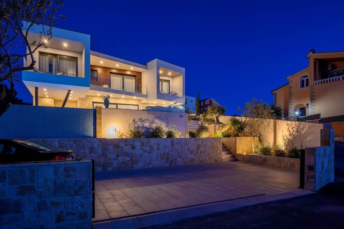 220 M² Villa ∙ 3 Bedrooms ∙ 6 Guests - Primošten