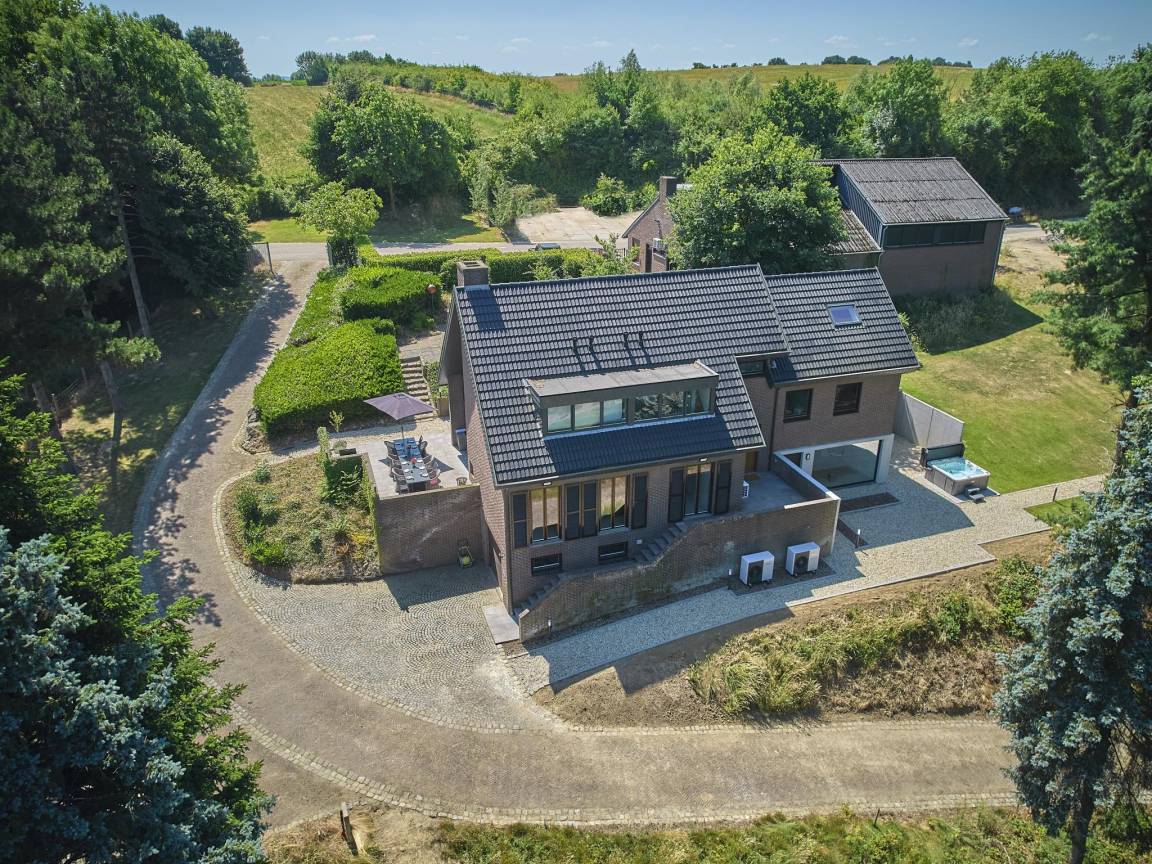 200 M² Villa ∙ 4 Slaapkamers ∙ 8 Gasten - Sittard