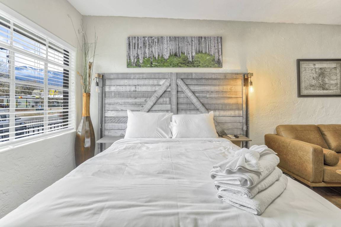 Hotel ∙ 1 Bedroom ∙ 2 Guests - Colorado Springs, CO