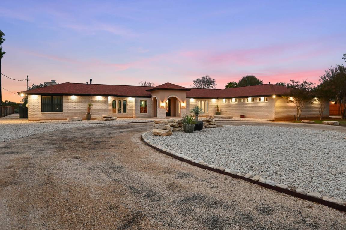 232 M² House ∙ 5 Bedrooms ∙ 14 Guests - Kerrville, TX